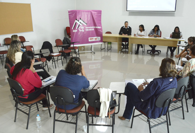 Coletivo de mulheres da FEM faz análise do momento político atual
